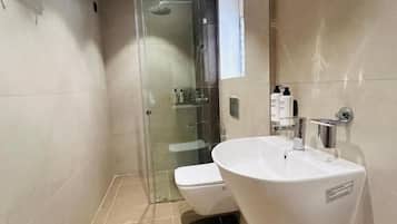 Suíte executiva | Banheiro | Toalhas de banho, sabonete, shampoo, papel higiênico