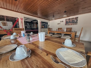 Café da manhã com buffet grátis todos os dias