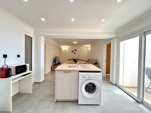 Um micro-ondas, uma máquina de lavar louça, uma cafeteira/bule 