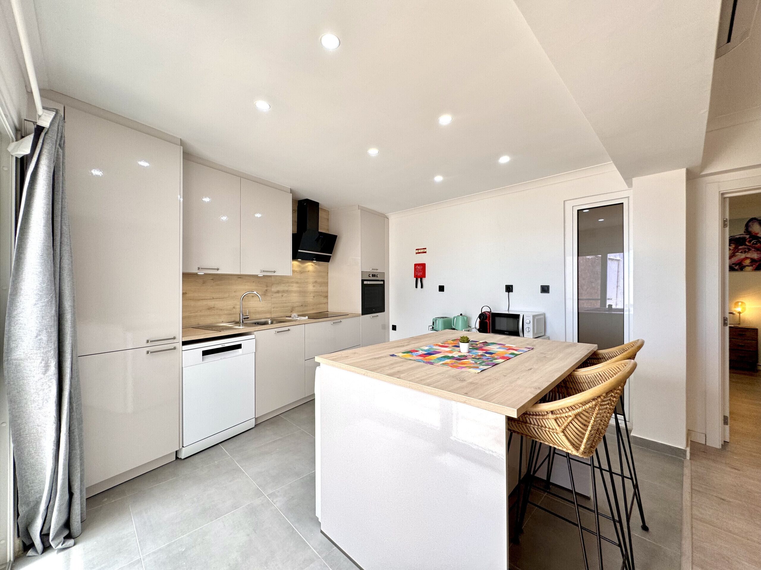 Micro-ondas, lava-louças, cafeteira/chaleira