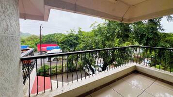 Suíte, vista para a cidade | Terraço/pátio