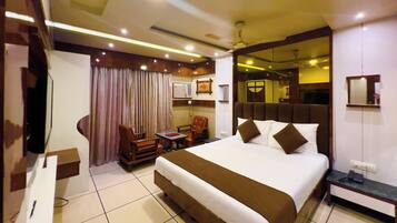 Suíte, vista para a cidade | Escrivaninha, espaço de trabalho para notebook