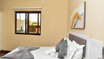 Quarto casal luxo, vista para o pátio | Wi-Fi de cortesia