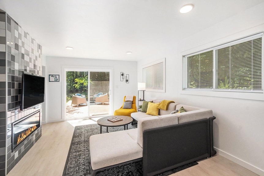 3 Bedroom, 1.5 Bath Chalet Minutes From Hamlin Lake. Sleeps 8 - Michigan