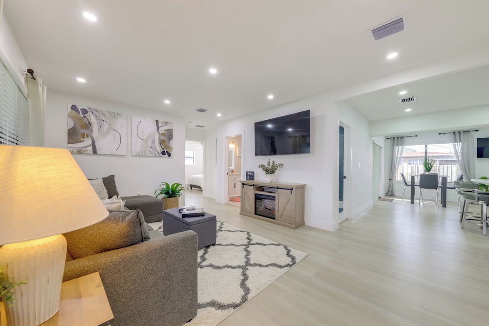 3 Mi To Hard Rock Stadium: Retreat W/ Private Yard - Miramar, FL