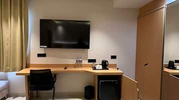 Quarto superluxo, vista para a cidade | Escrivaninha, Wi-Fi de cortesia