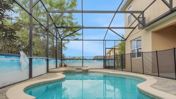 Piscina com vista clara da área circundante, incluindo um edifício e árvores.