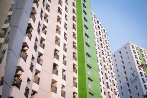 Um edifício alto com várias varandas e janelas.