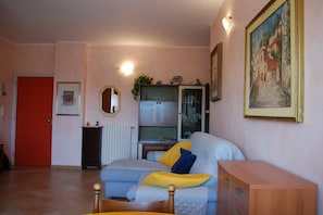 Apartamento família, 2 quartos (Alba Sul Mare) | Área de estar | TV de tela plana 21 polegadas com canais a cabo