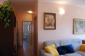 Apartamento família, 2 quartos (Alba Sul Mare) | Área de estar | TV de tela plana 21 polegadas com canais a cabo