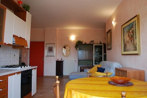 Apartamento família, 2 quartos (Alba Sul Mare) | Área de estar | TV de tela plana 21 polegadas com canais a cabo