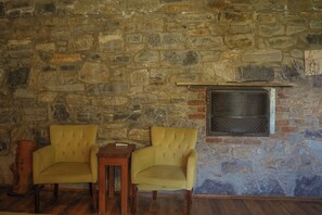 Quarto Duplo Superior, vista para o vale | Secretária adequada para computadores portáteis