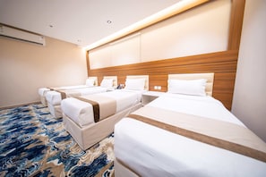 Quarto Quádruplo | Minibar, ferro/tábua de engomar, Wi-fi grátis, roupa de cama fornecida
