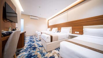 Quarto Quádruplo | Minibar, ferro/tábua de engomar, Wi-fi grátis, roupa de cama fornecida