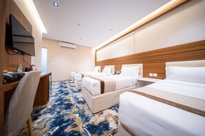 Quarto Quádruplo | Minibar, ferro/tábua de engomar, Wi-fi grátis, roupa de cama fornecida