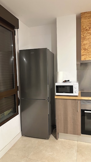 Apartamento, 2 quartos | Kitchenette privada | Um frigorífico, um micro-ondas, uma placa de cozinha