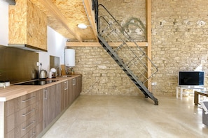 Penthouse | Kitchenette privada | Um frigorífico, um micro-ondas, uma placa de cozinha