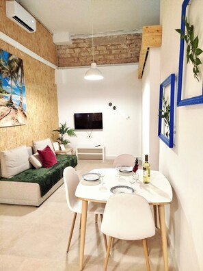 Apartamento, 1 quarto | Sala de estar | TV de tela plana