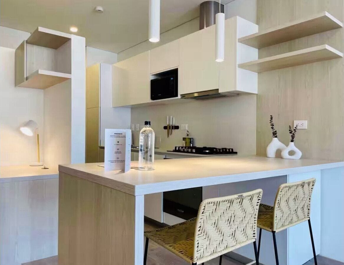 Apartamento Comfort | Cozinha privada | Um frigorífico/congelador grande, um micro-ondas, um forno 