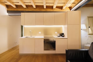 Apartamento Comfort, Vista para a cidade | Cozinha privada | Um frigorífico/congelador grande, um micro-ondas, um forno