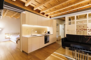 Apartamento Comfort, Vista para a cidade | Sala de estar | Televisor de ecrã plano de 40 cm com canais por cabo, Netflix