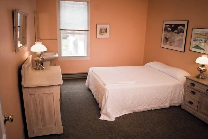 Fountain Point - Hotel Room 3 - Michigan