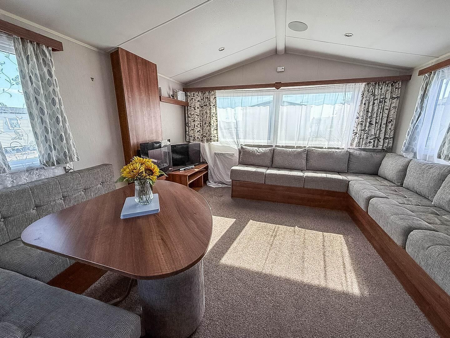 Lovely 6 Berth Caravan At St Osyth Beach Holiday Park In Essex Ref 28035fi - Brightlingsea