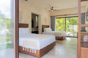 Garden Terrace Suite | Edredões de penas, minibar, cofre no quarto, ferro/tábua de engomar