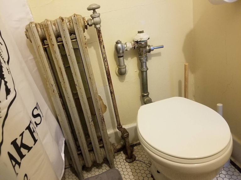 Charming Studio Near Brady St W/parking - Milwaukee, WI