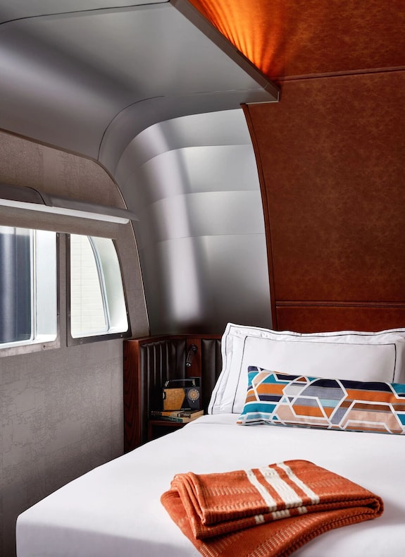 Chic King Trailer Stay! Year-round Heated Pool, Pet Friendly, Near Attractions! - Boston, MA