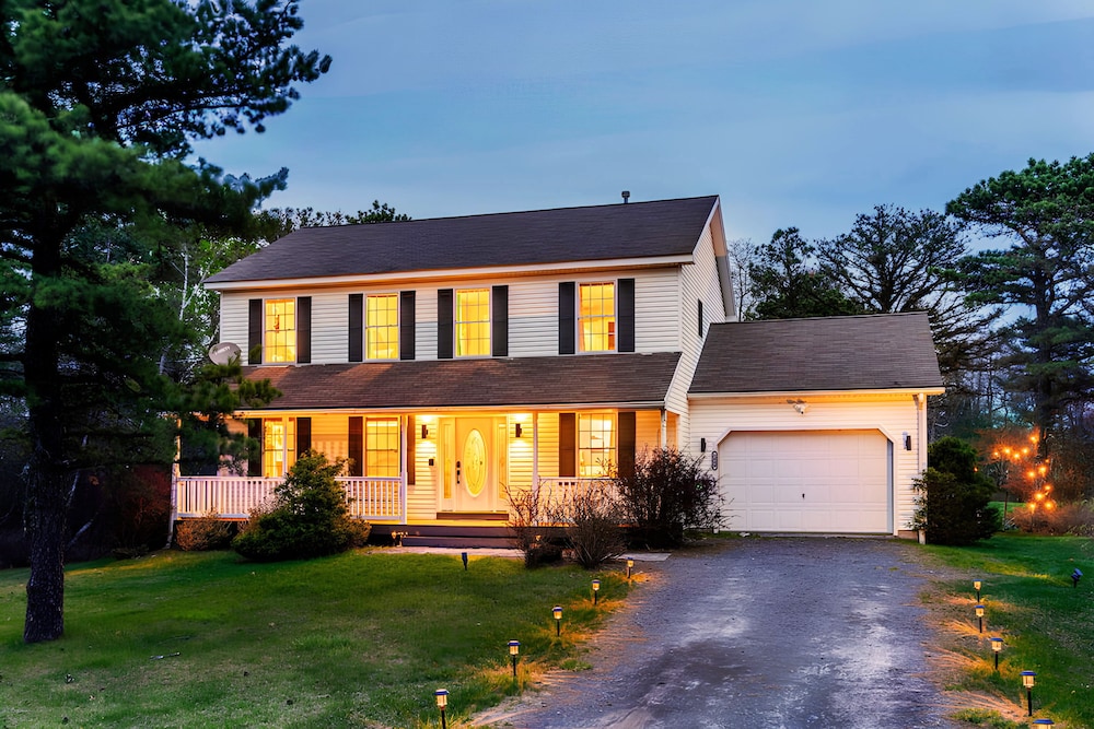 Ultimate Poconos Family Escape! Games, Firepit, Theater Vibes & More - Mount Pocono, PA