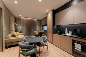 Apartamento, 1 quarto, Vista para a cidade | Cofre no quarto, secretária, cortinas/cortinados opacos 