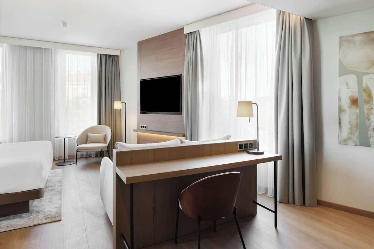 Suite Júnior, 1 cama king-size e sofá-cama, não fumadores | Cofre no quarto, secretária