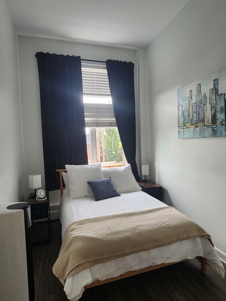 2BR,Sleeps 4-6, Big spacious feeling, free parking, rivers. 4min to ...