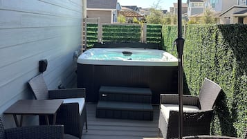 Apartamento de Luxo em Condomínio Fechado, vista para o parque | Banheira de hidromassagem exterior