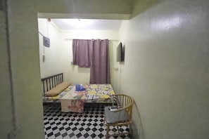 Quarto Económico | Secretária, Wi-fi grátis, roupa de cama fornecida