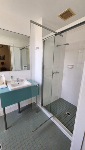 Quarto duplo | Banheiro | Chuveiro com efeito de chuva, toalhas de banho