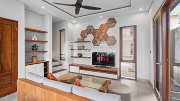 Villa, 2 quartos, vista para a piscina | Sala de estar | Smart TV de 48 polegadas com canais por cabo, Netflix
