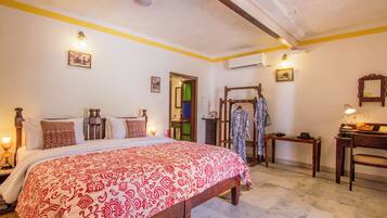 Quarto Duplo Deluxe, não fumadores | Cofre no quarto, secretária, ferro/tábua de engomar, Wi-fi grátis