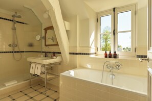 Quarto Deluxe, vista para o jardim | Casa de banho | Um polibã e uma banheira separados, um secador de cabelo, roupões 