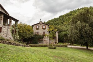 Vila superior | Cofres nos quartos, escrivaninha, espaço de trabalho para notebook