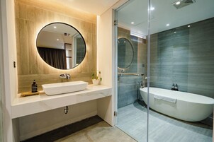 Suite | Casa de banho | Toalhas fornecidas, sabão, champô, papel higiénico