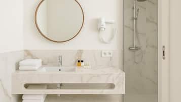 Quarto casal ou duplo conforto, vista parcial para o mar | Banheiro | Chuveiro, secador de cabelo, toalhas de banho, sabonete