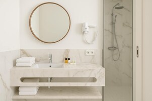 Quarto Duplo ou Twin Comfort, vista parcial para o mar | Casa de banho | Um polibã, um secador de cabelo, toalhas fornecidas, sabão 