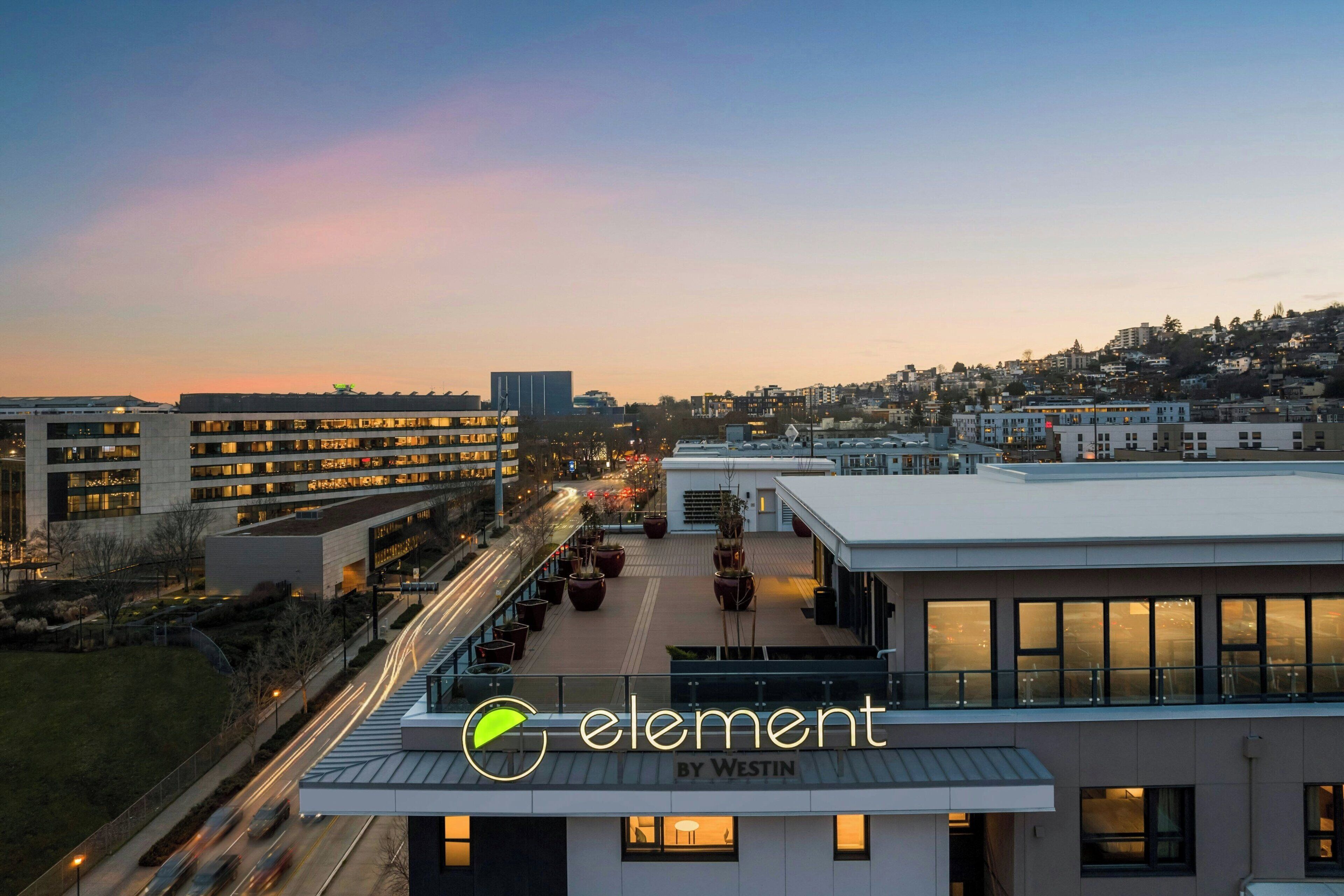 Um edifício moderno com telhado plano e uma placa com a inscrição 'element by Westin'.