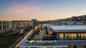 Um edifício moderno com telhado plano e uma placa com a inscrição 'element by Westin'.