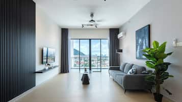 Apartamento executivo, 3 quartos, vista para a cidade | Área de estar | Smart TV 40 polegadas com canais digitais