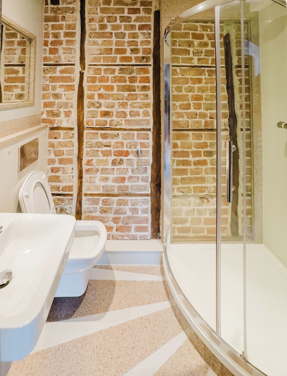 Experience Boutique Comfort Above The Powell Pub In Birchington. Stylish En-suite Rooms, Luxury Touches, And A Vibrant Pub Belowperfect For Business, Couples, Or Families. Book Your Coastal Escape Today! - Kent