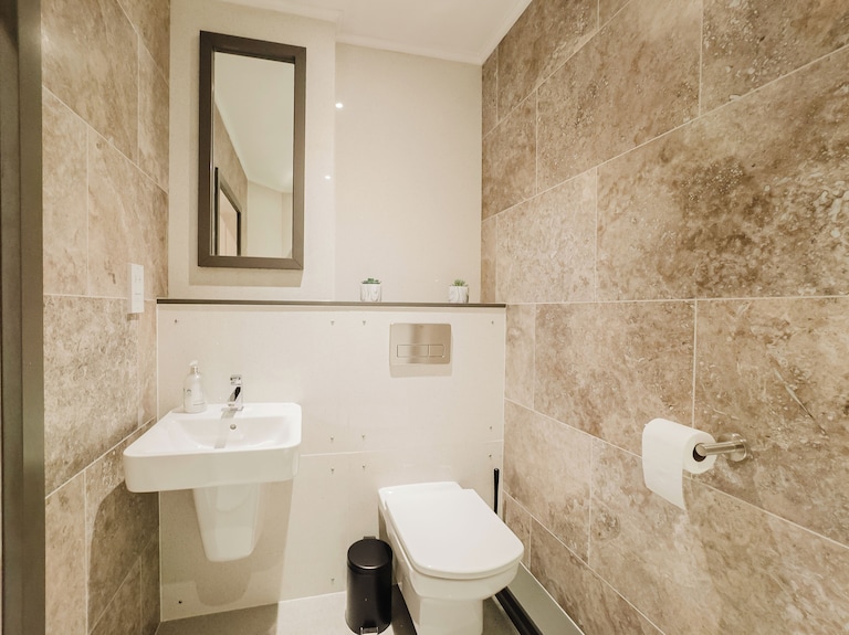 Experience Boutique Comfort Above The Powell Pub In Birchington. Stylish En-suite Rooms, Luxury Touches, And A Vibrant Pub Belowperfect For Business, Couples, Or Families. Book Your Coastal Escape Today! - Kent