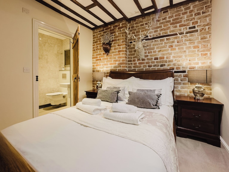 Experience Boutique Comfort Above The Powell Pub In Birchington. Stylish En-suite Rooms, Luxury Touches, And A Vibrant Pub Belowperfect For Business, Couples, Or Families. Book Your Coastal Escape Today! - Kent
